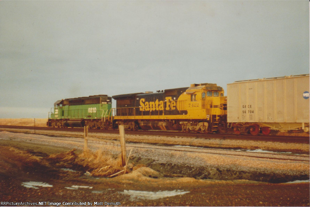 BN 6810 & ATSF 7422